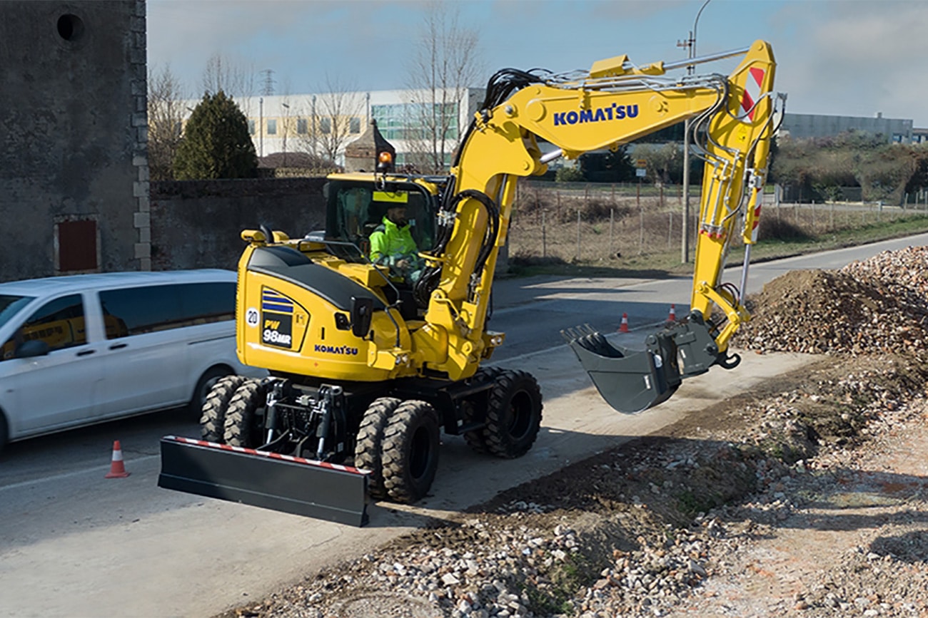 New midi mobile excavator fills gap between compact and large ...